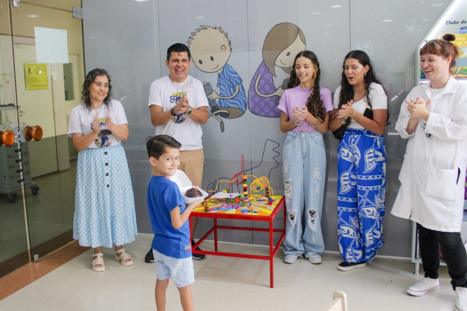 Sobrevivente do ataque à creche comemora aniversário no hospital ...