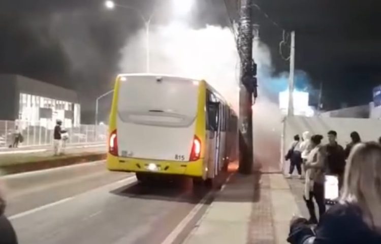 Vídeo: ônibus coletivo pega fogo em Itajaí - Guararema News