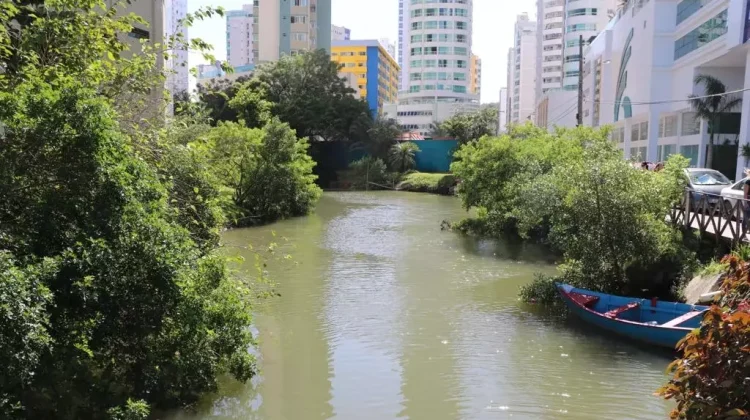 MPF aciona a Justiça para que prefeitura atue no Rio Marambaia em BC ...
