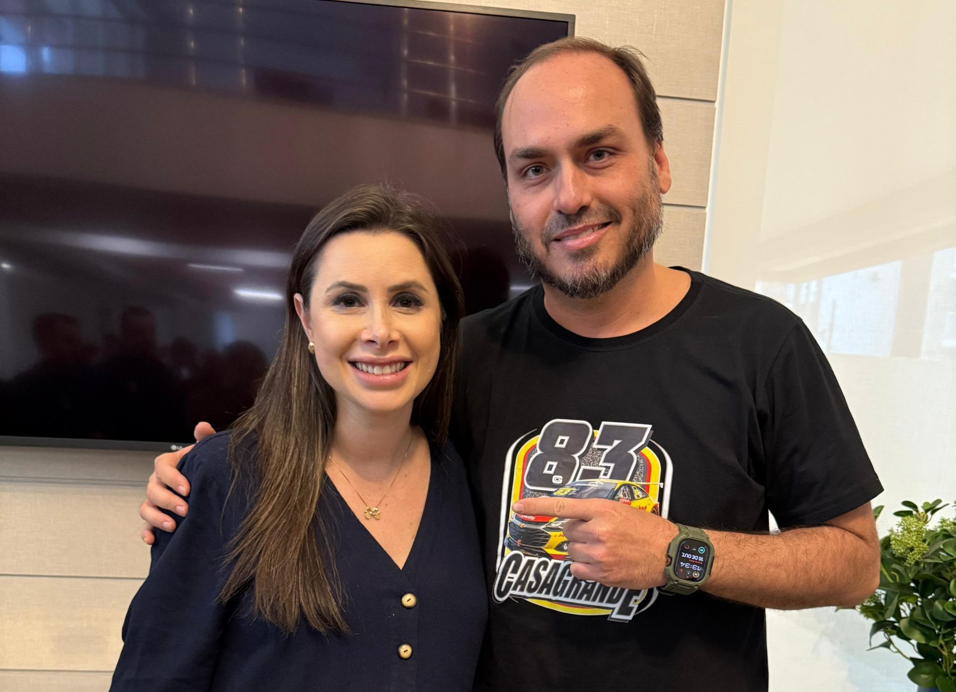 Entrada de Carlos Bolsonaro provoca racha na base de Jorginho Mello em ...